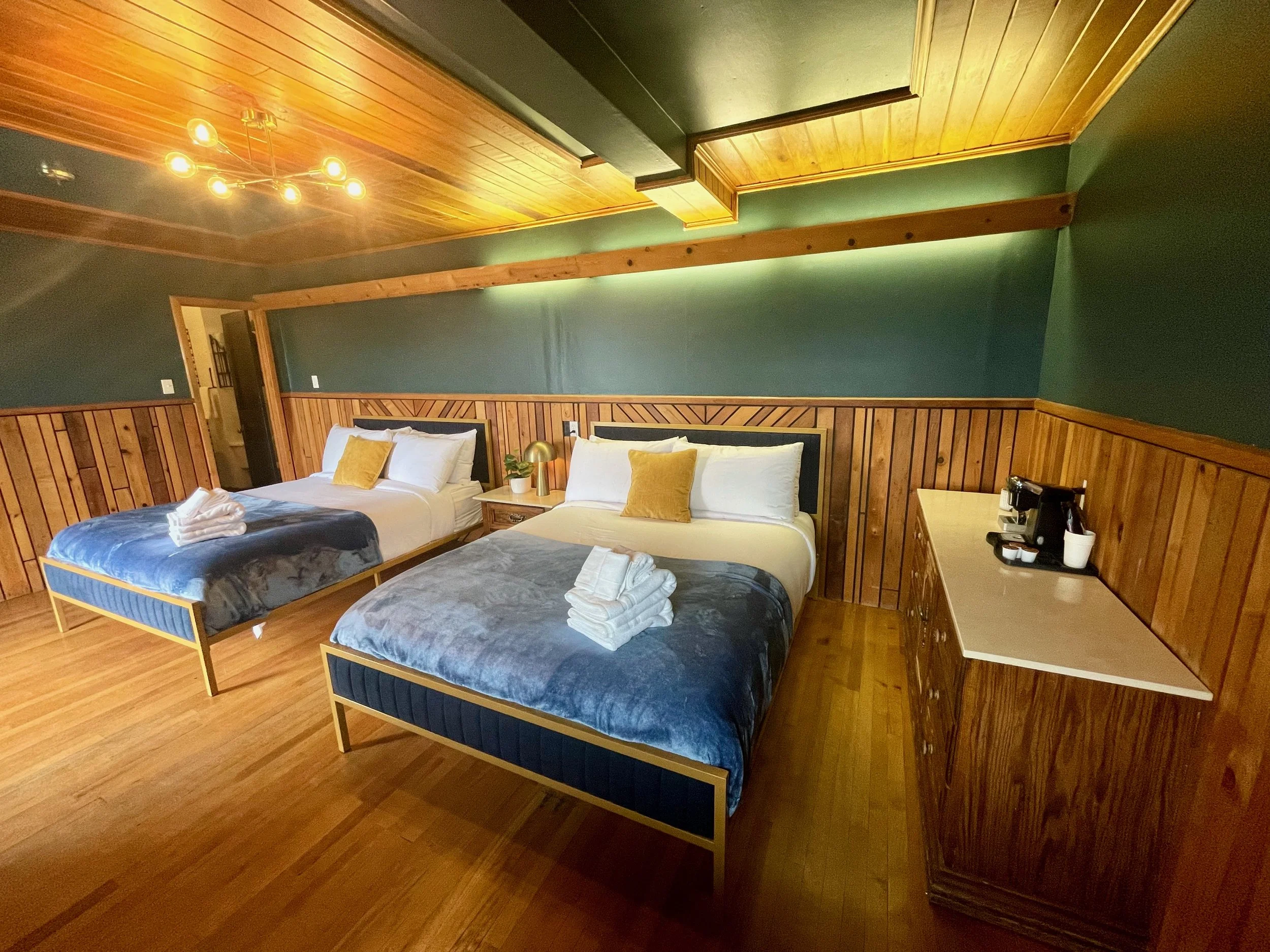 Rooms — Skyline Village Inn