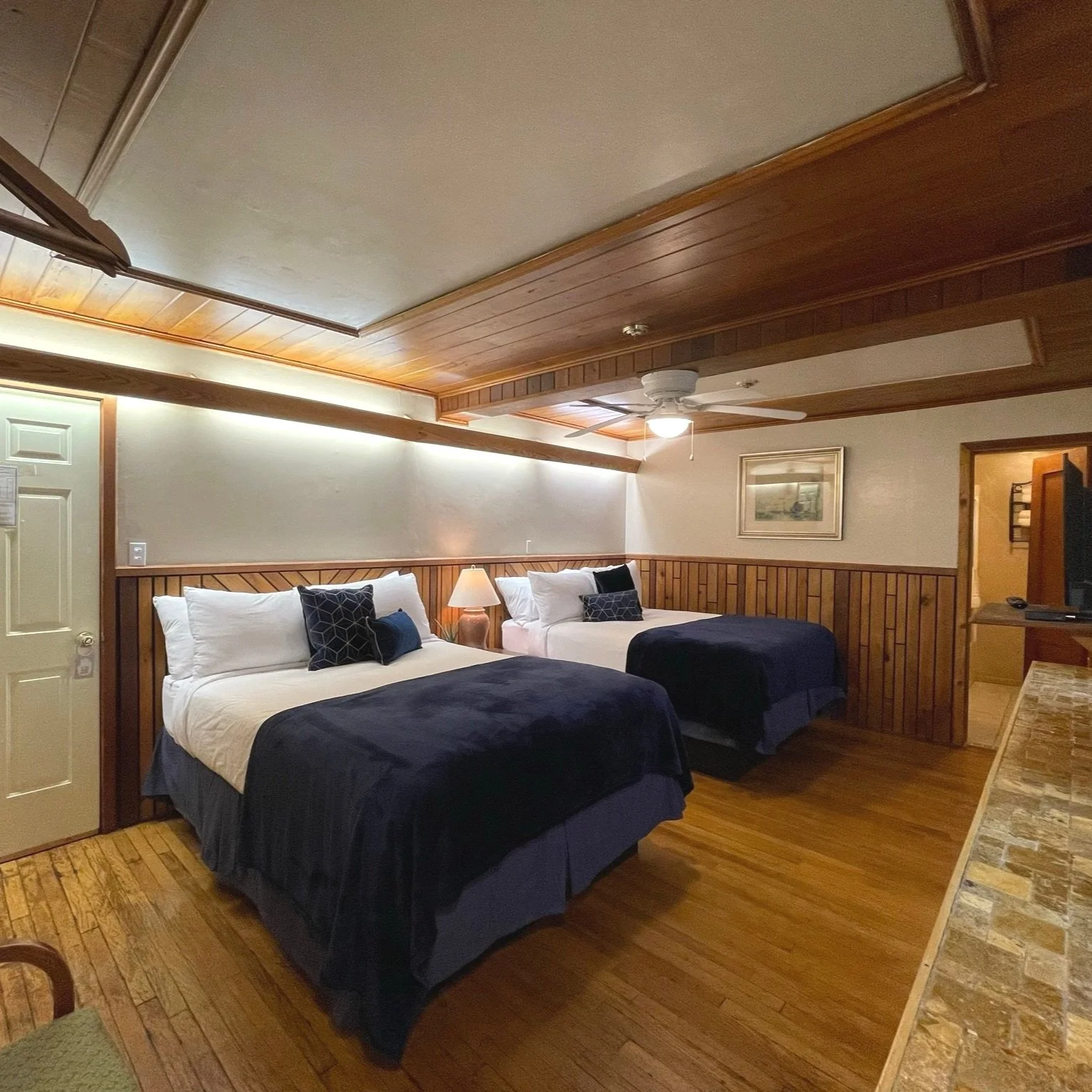 Rooms — Skyline Village Inn