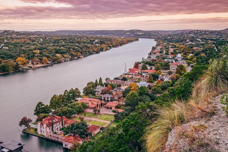 Mount Bonnell – Austin’s Highest Point & Popular Tourist Attraction