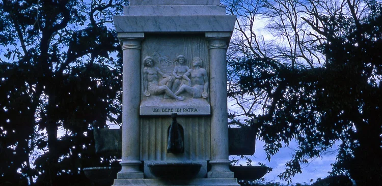 Monument to the Pioneers of the sugar industry, Innisfail — The Royal ...