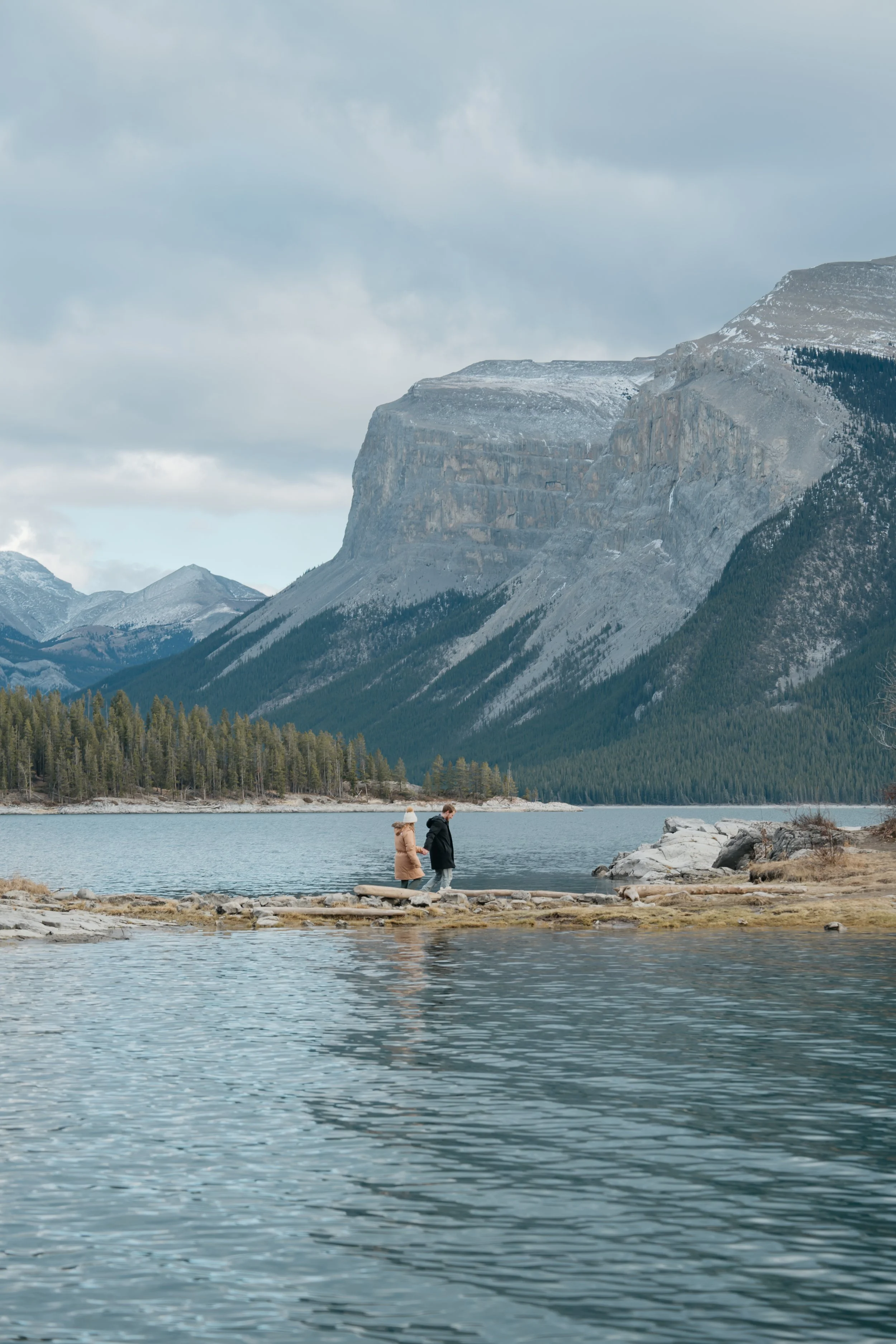 Surprise proposal in Lake Minnewanka, Banff National Park — windandblue
