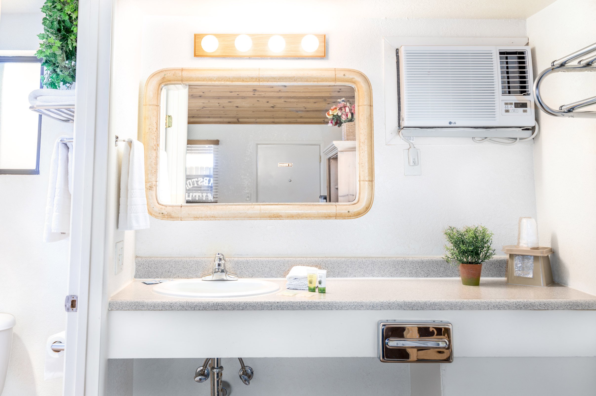 Photos — The Larian Motel