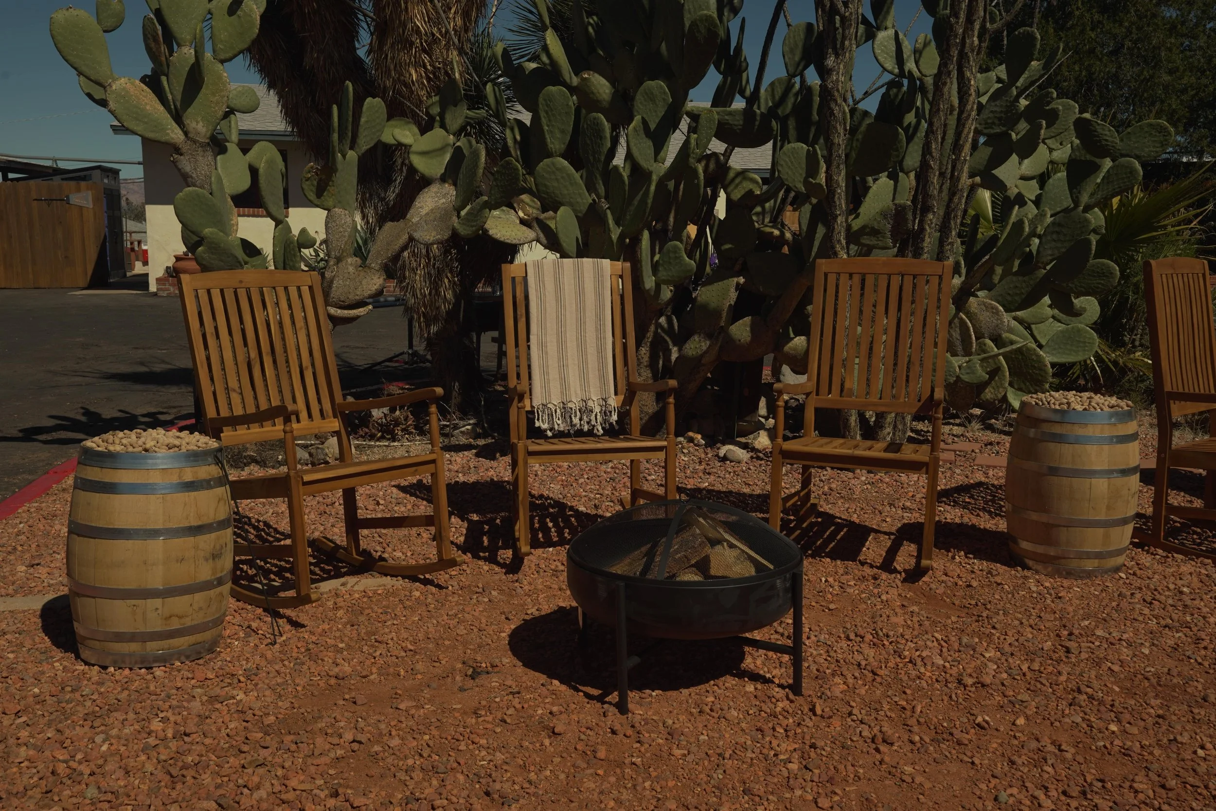 Photos — The Larian Motel