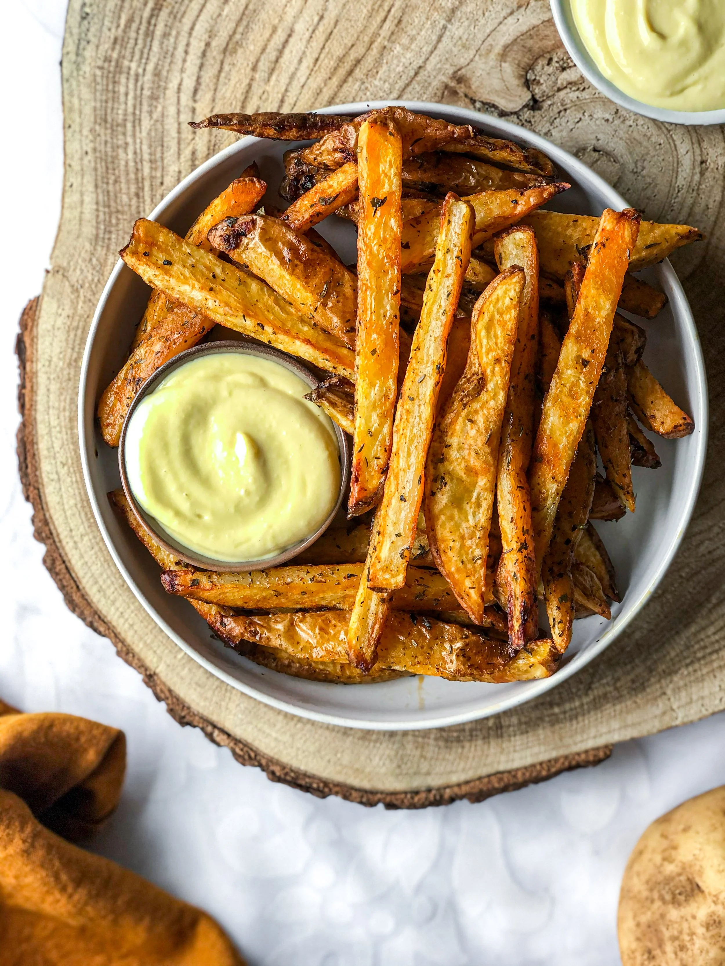 Patatas fritas al horno con ajonesa saludable — Saboreanda