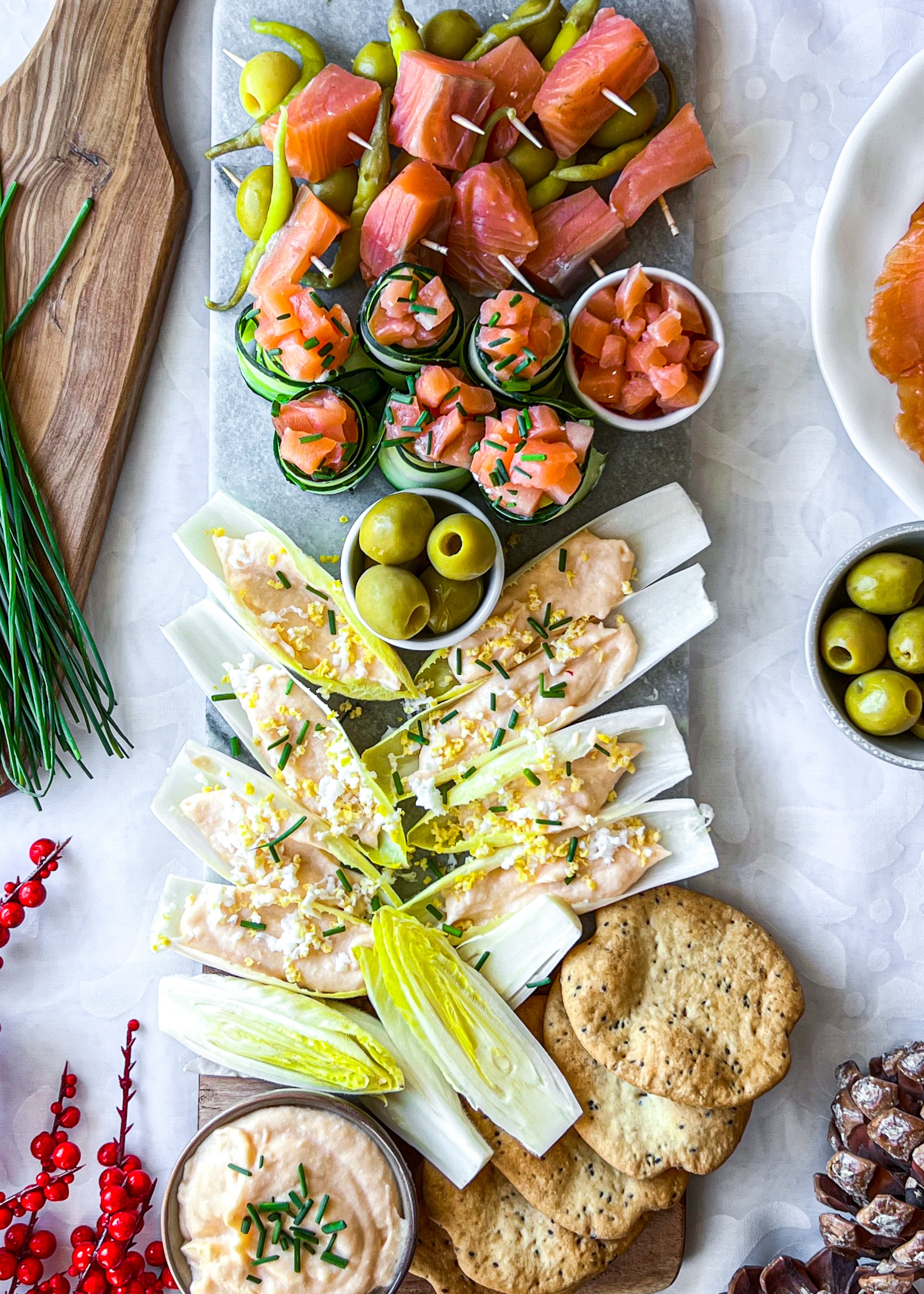 Tabla de picoteo con salmón ahumado noruego — Saboreanda