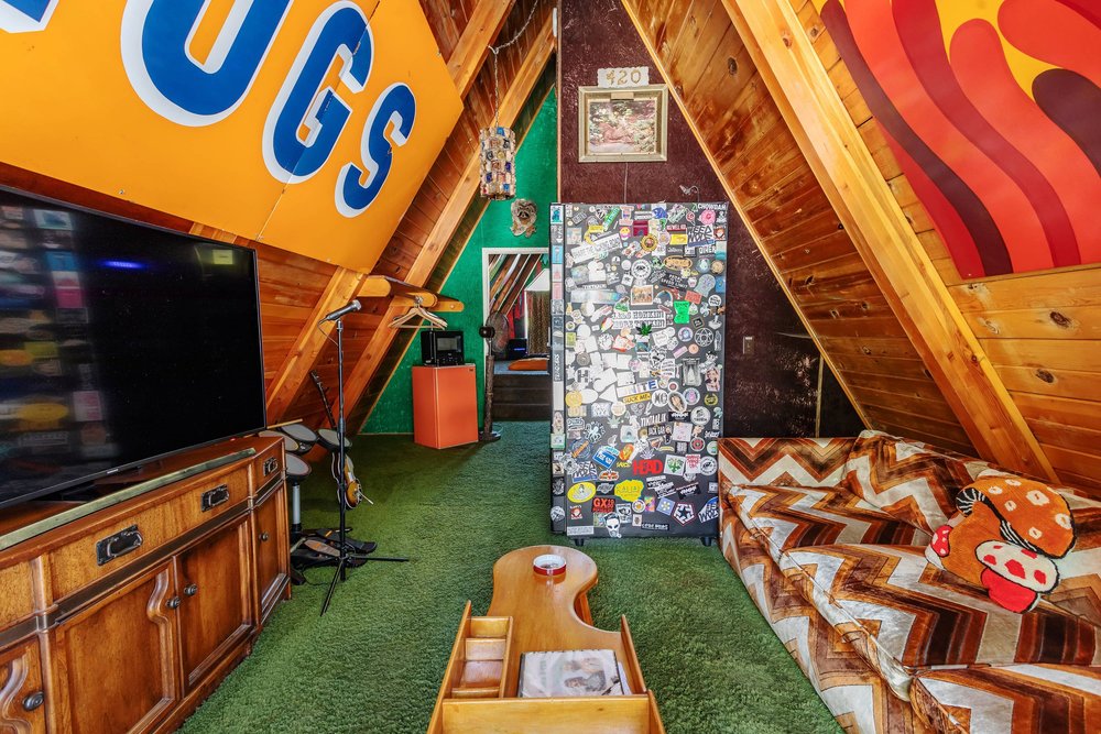 Book the 420 Room — Hicksville Pines