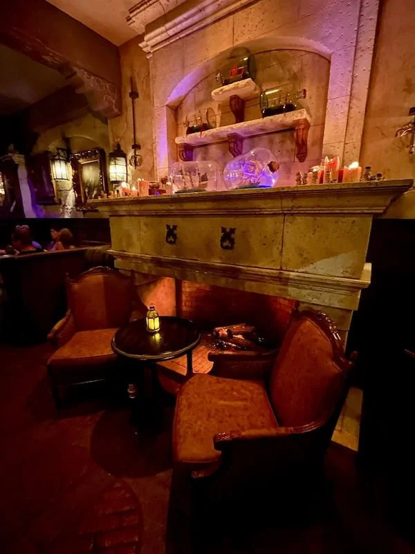 Duel of Disney Lounges: Beak & Barrel vs. Oga’s Cantina | Wishes Family ...