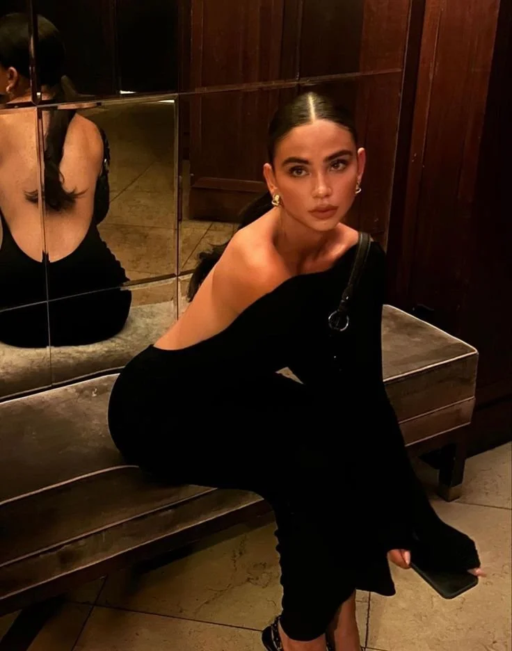 The Sade Girl Aesthetic Guide: How to Master Timeless, Chic, and ...