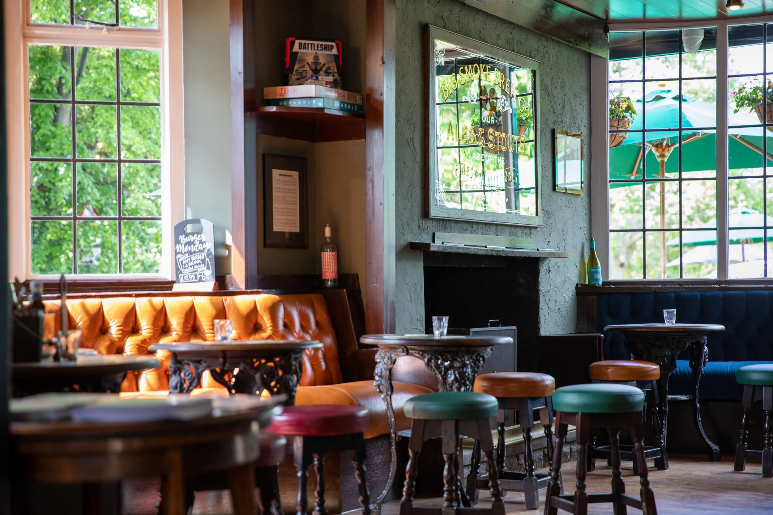 The Royal George - Traditional Pub with Beer Garden in Hersham