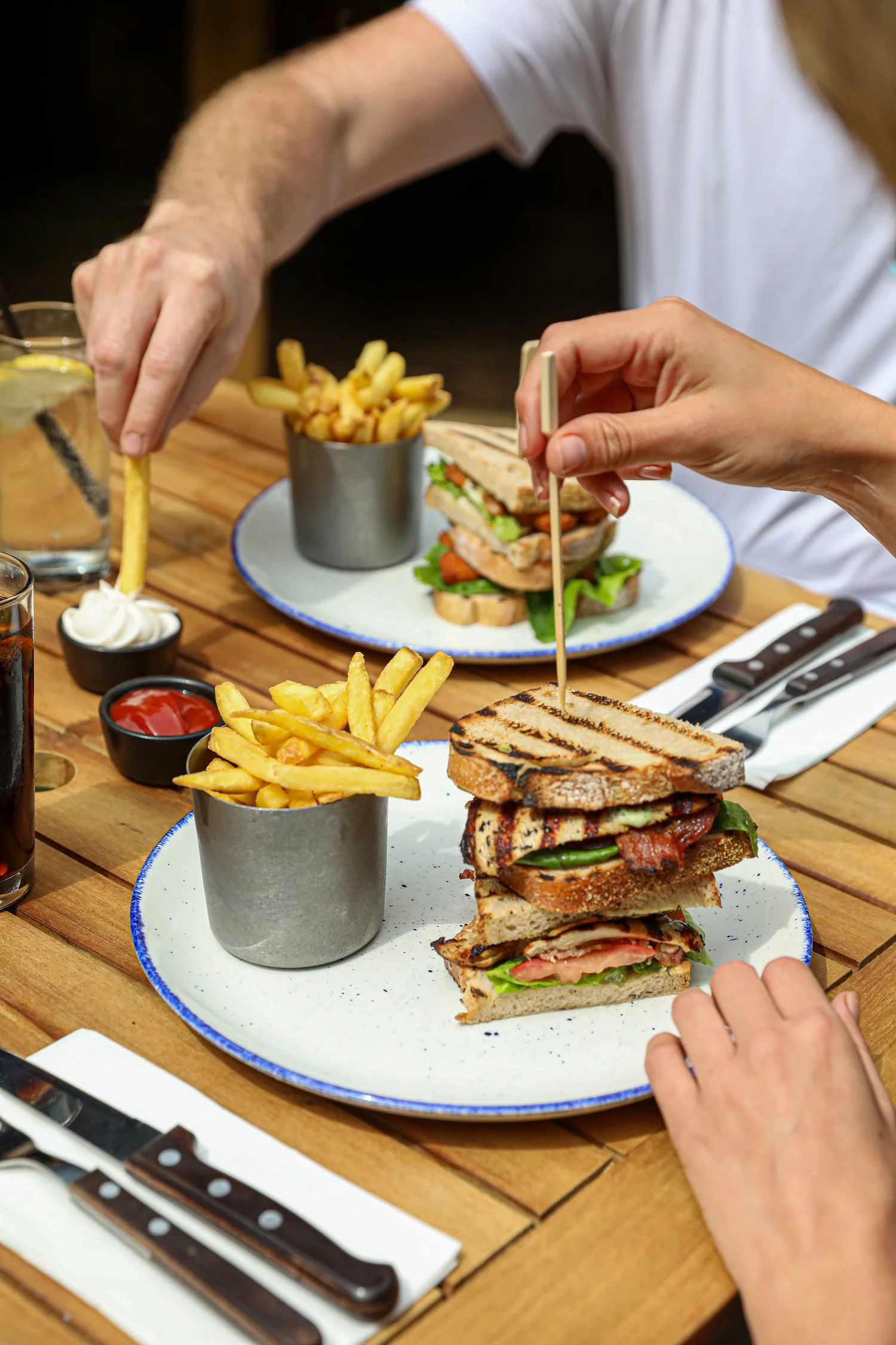 The Royal George - Traditional Pub with Beer Garden in Hersham