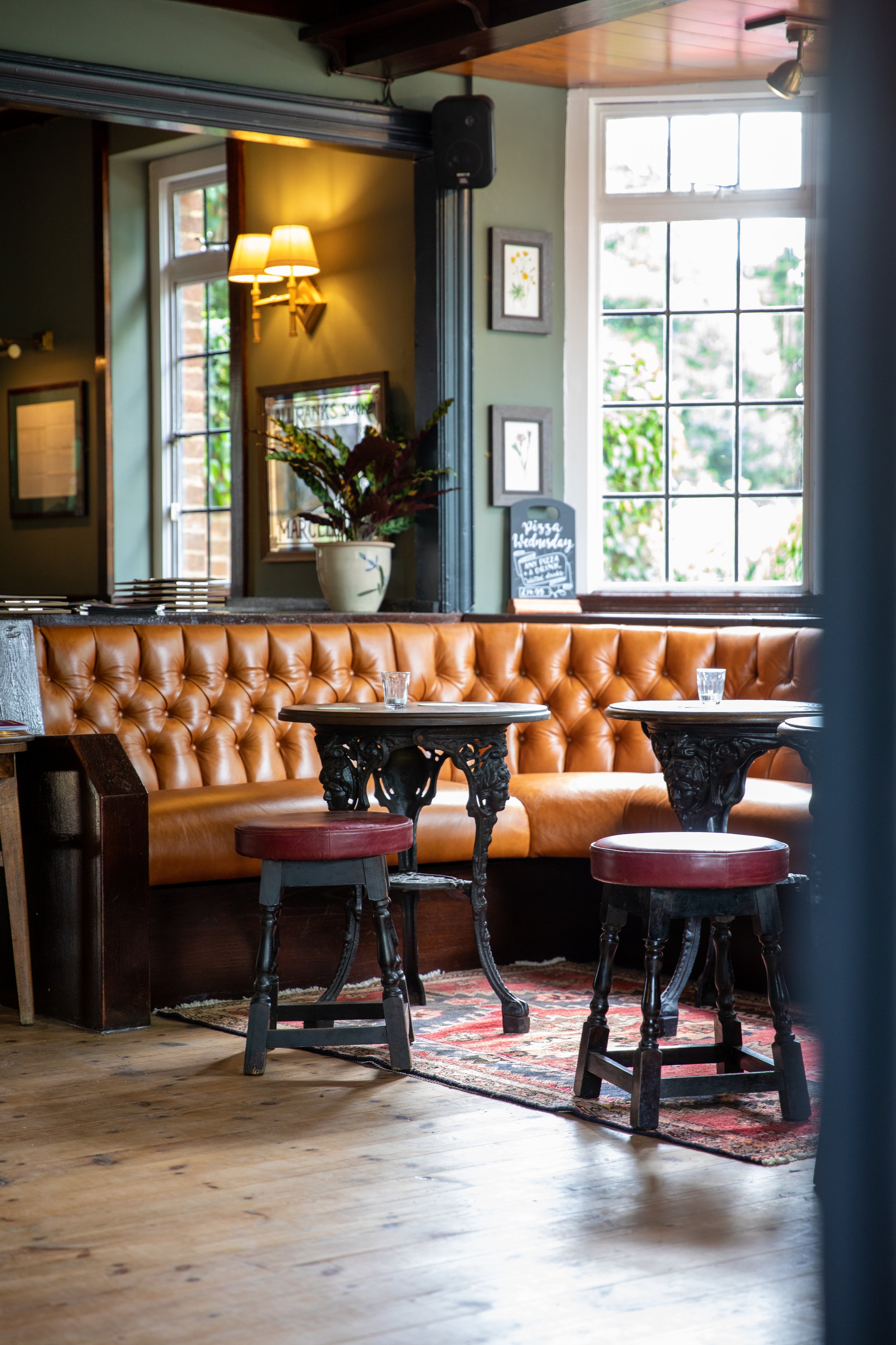 The Royal George - Traditional Pub with Beer Garden in Hersham