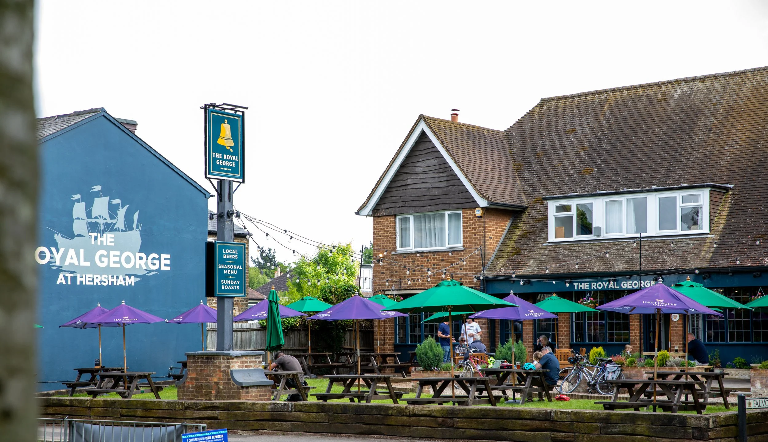 The Royal George - Traditional Pub with Beer Garden in Hersham