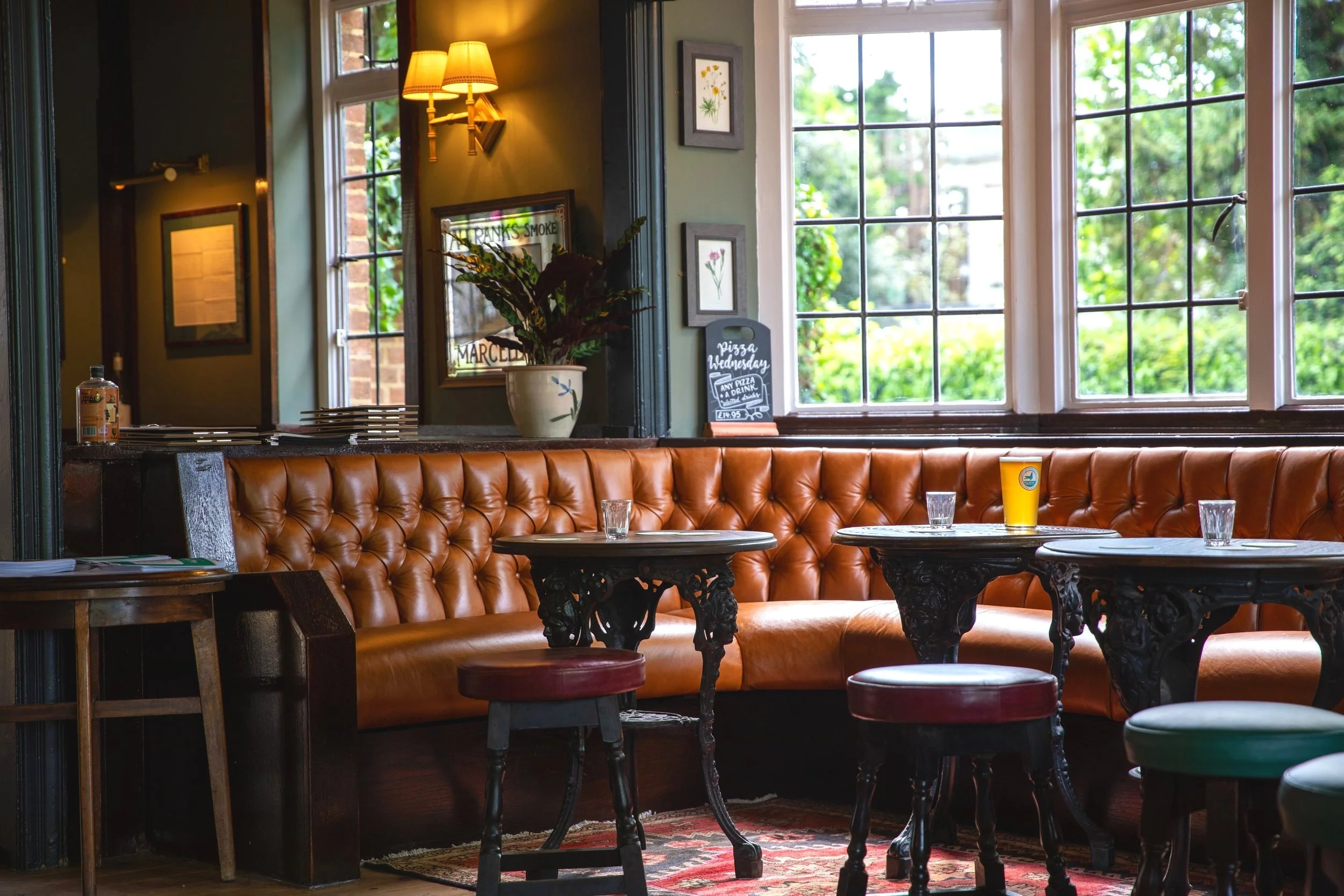 The Royal George - Traditional Pub with Beer Garden in Hersham