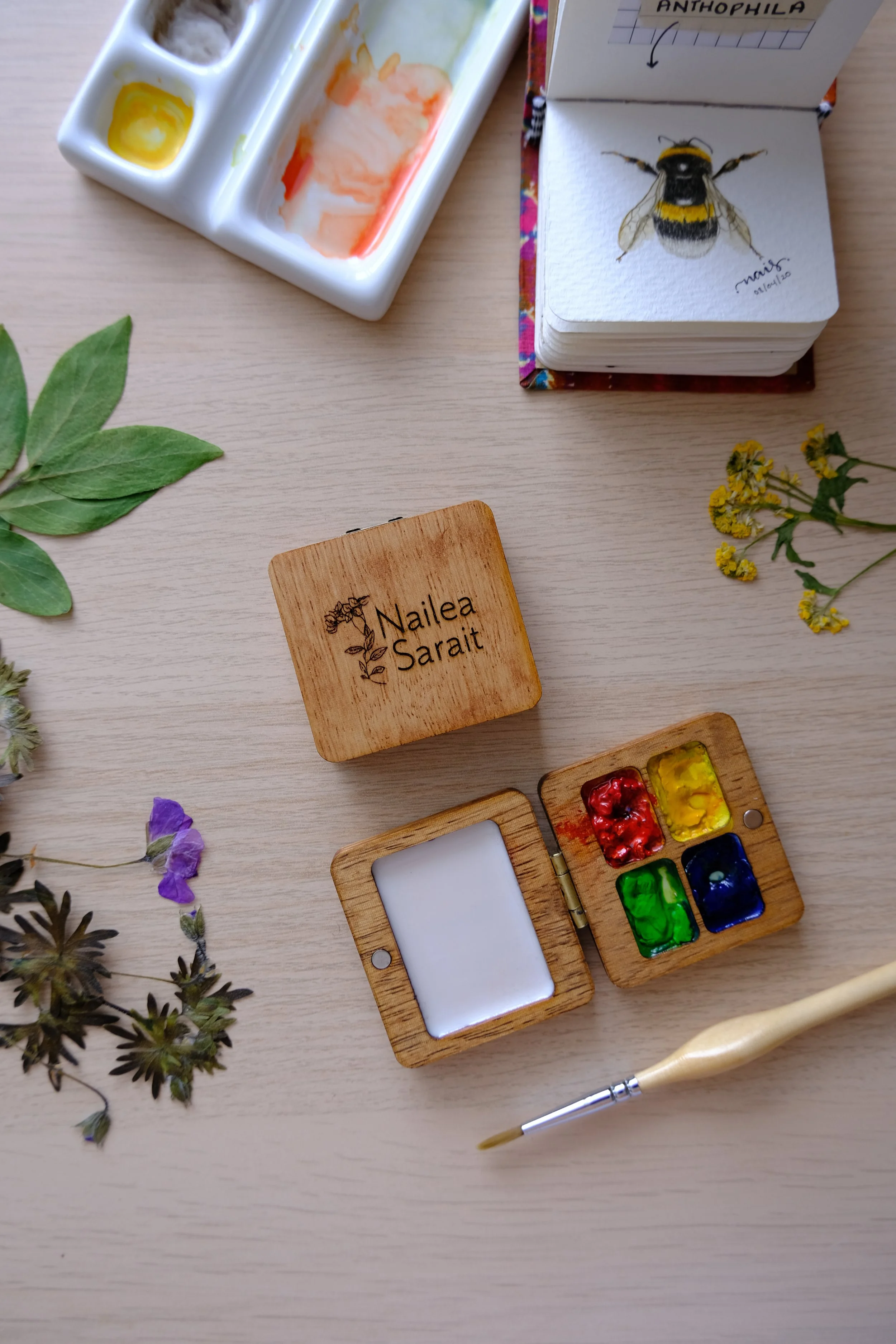 Portable leather palette for watercolor 12 colors — Nailea Sarait