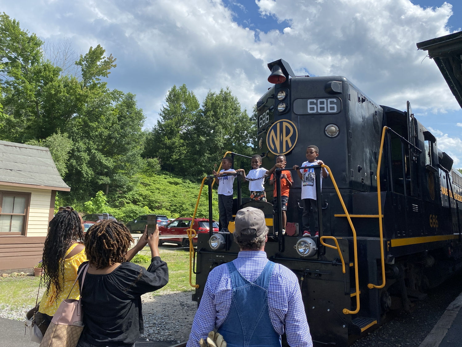 Naugatuck River Scenic Train — Railroad Museum of New England