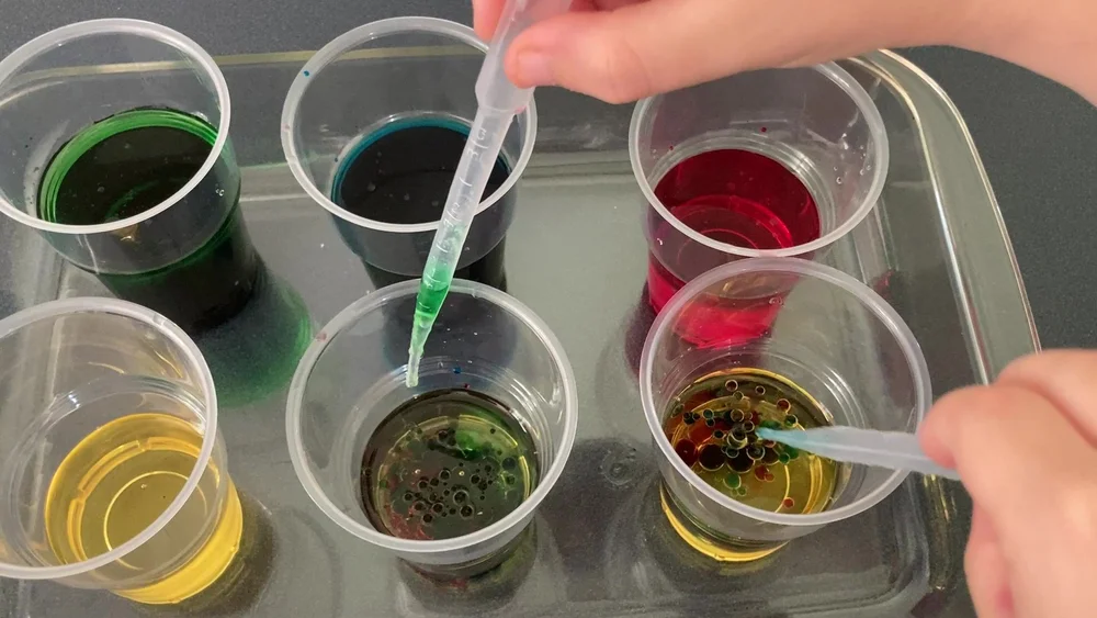 4 Easy Water Science Experiments for Kids to do Themselves