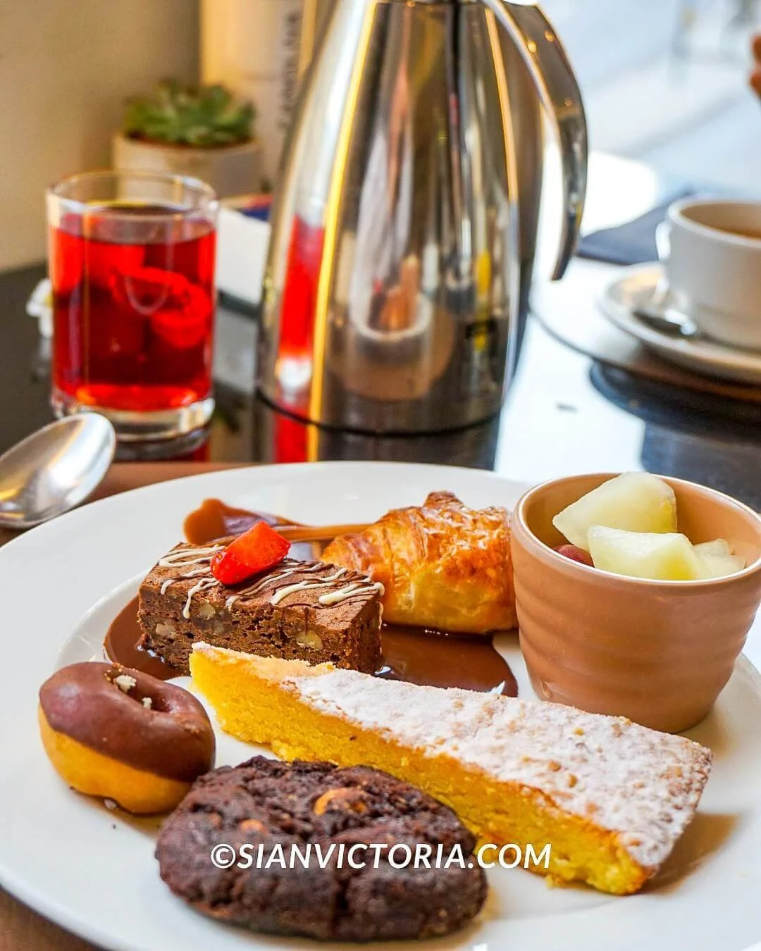 4* H10 London Waterloo Hotel Review & Video — sian victoria