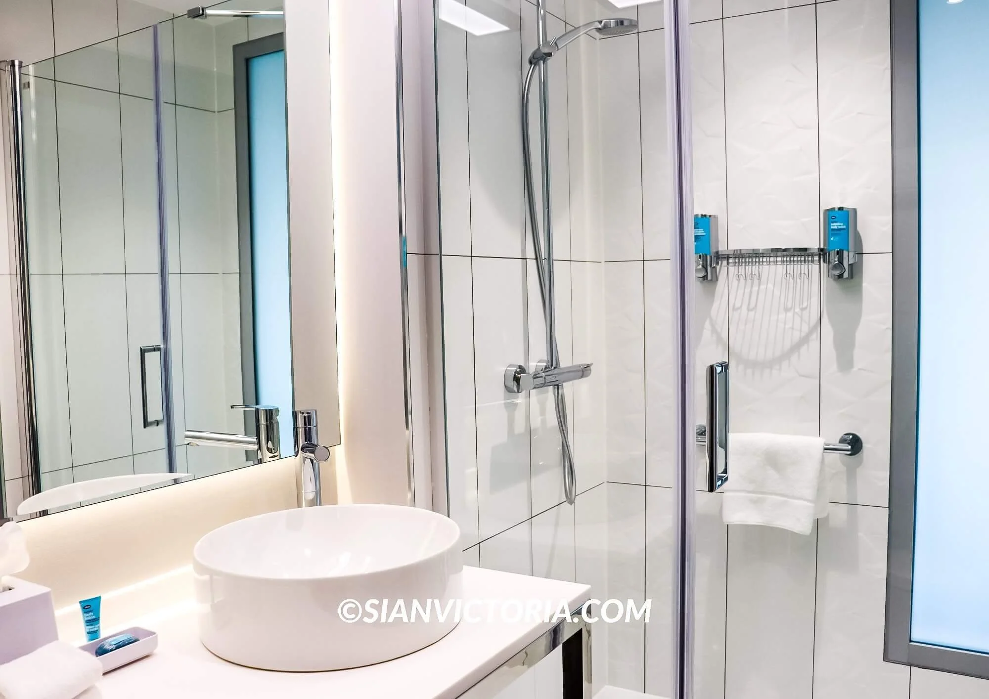 Aloft Birmingham Eastside Hotel Review - Urban King Room & Restaurant ...