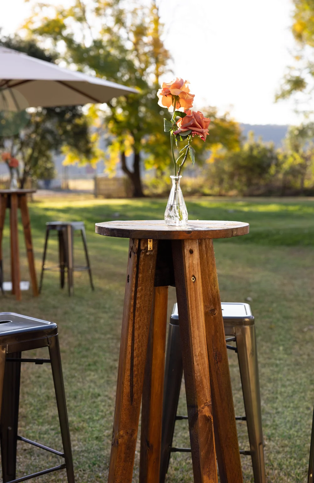 WOODEN BAR LEANER