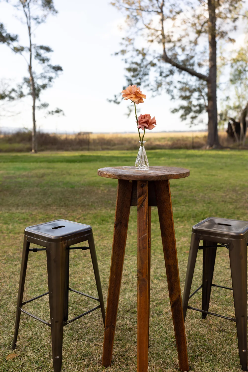 WOODEN BAR LEANER