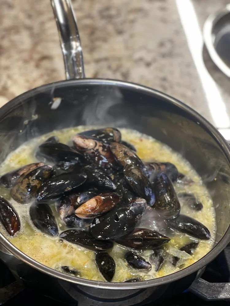 Mussels in Garlic Cream Sauce — Tastes & Treks