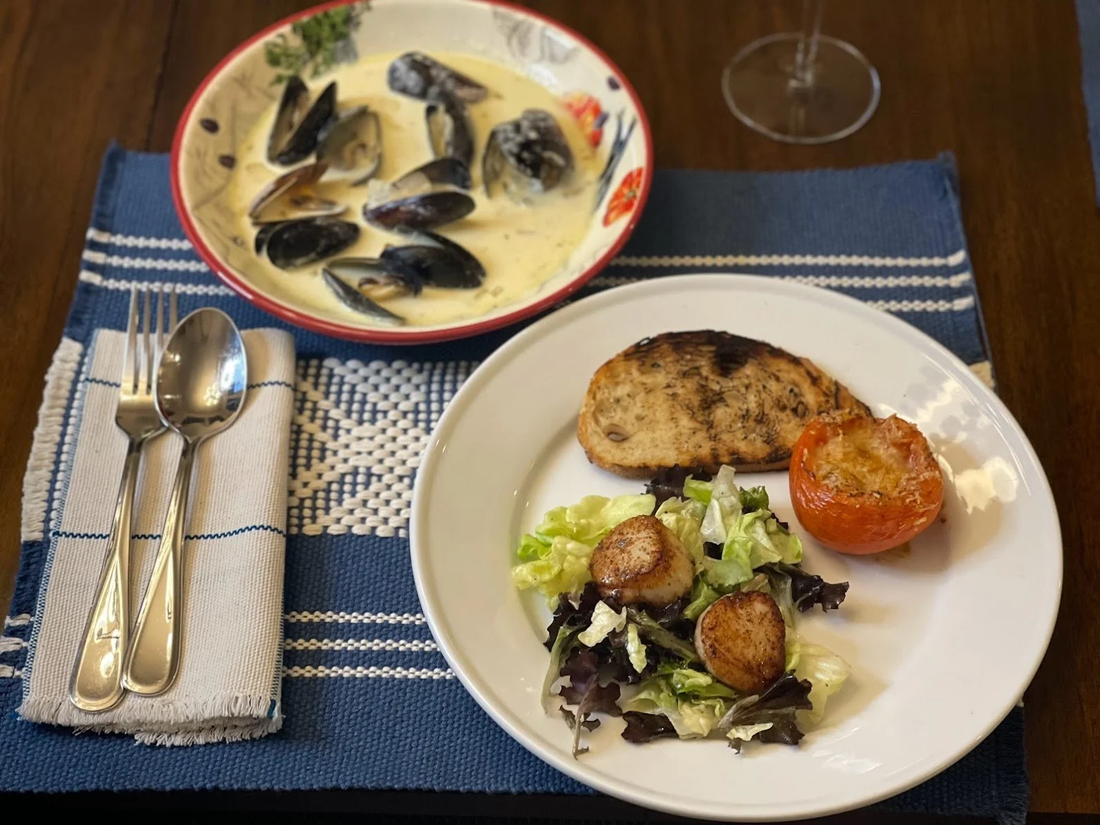 Mussels in Garlic Cream Sauce — Tastes & Treks