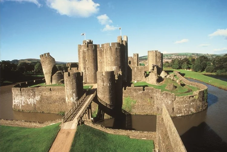 Caerphilly Castle | Visit Welsh Castles — Castle Crawl Cymru