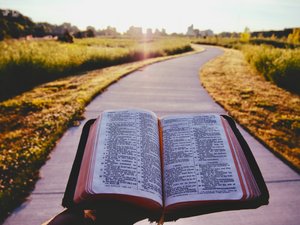 How to Read the Bible in Context and Stay on Track — Beautiful ...
