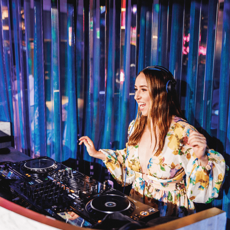 Anna Sonnenburg Female DJ - Diamonds & Cream