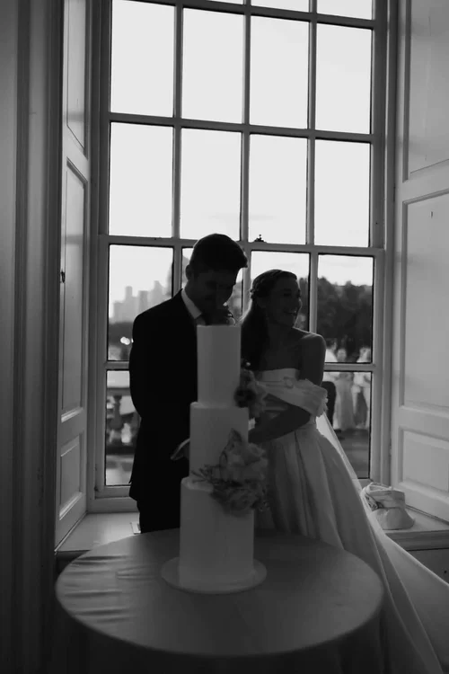 How to Cut Your Wedding Cake: Tips for a Smooth, Picture-Perfect Moment ...