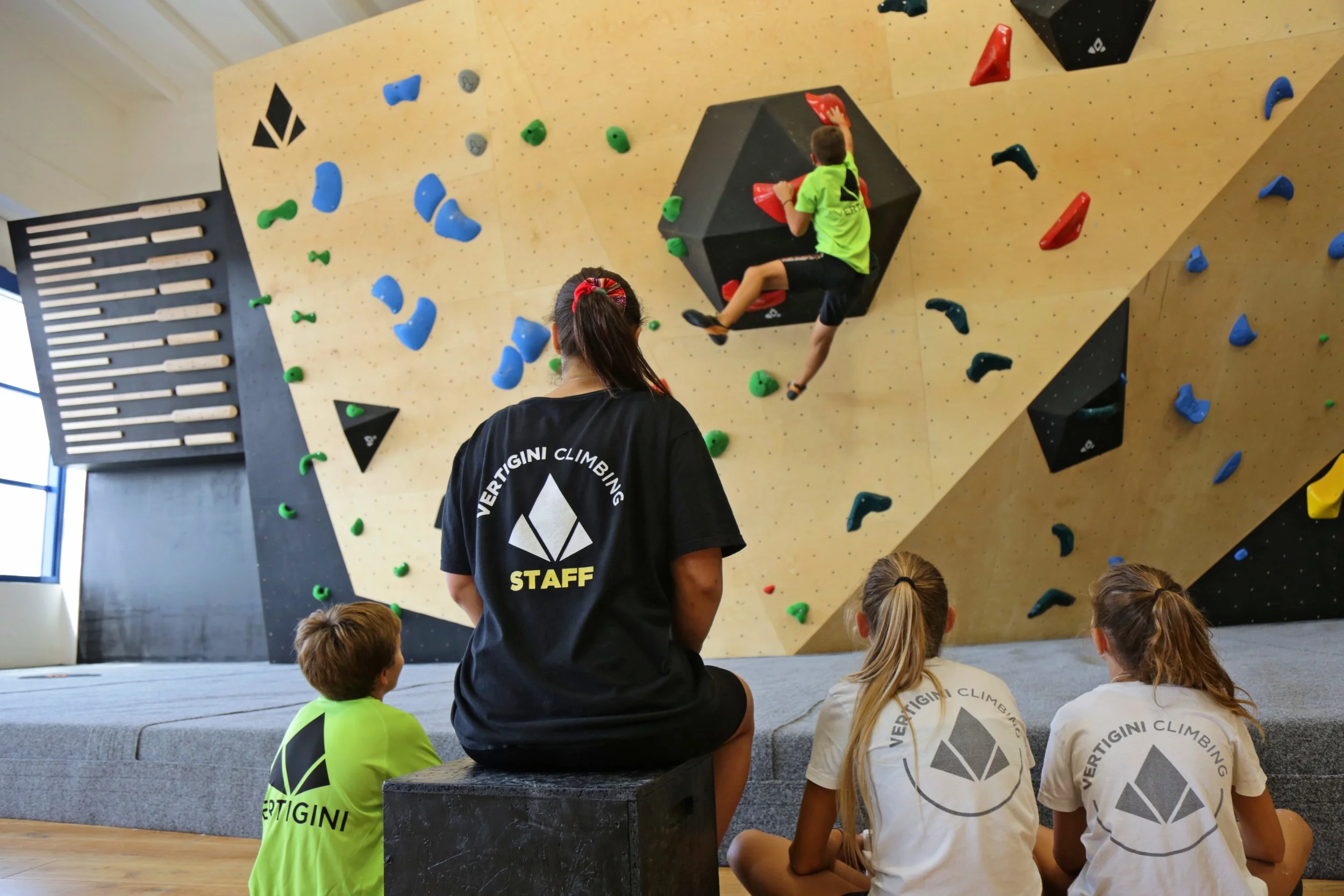 Arrampicata Aprilia nuova palestra climbing boulder indoor corsi di arrampicata roccia bambini ...