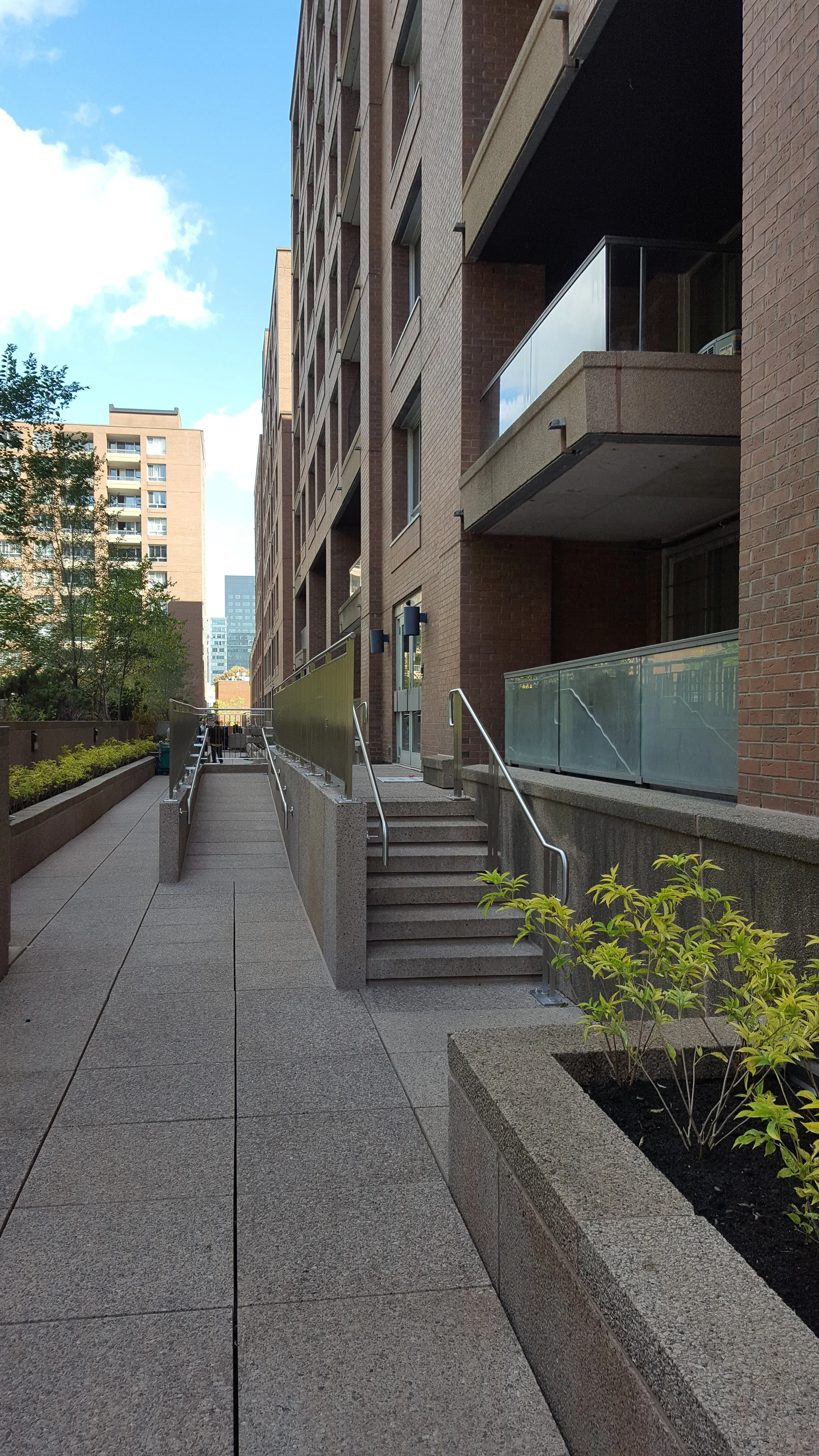 Complexe Guy-Favreau — Sym-Tech Béton Préfabriqué