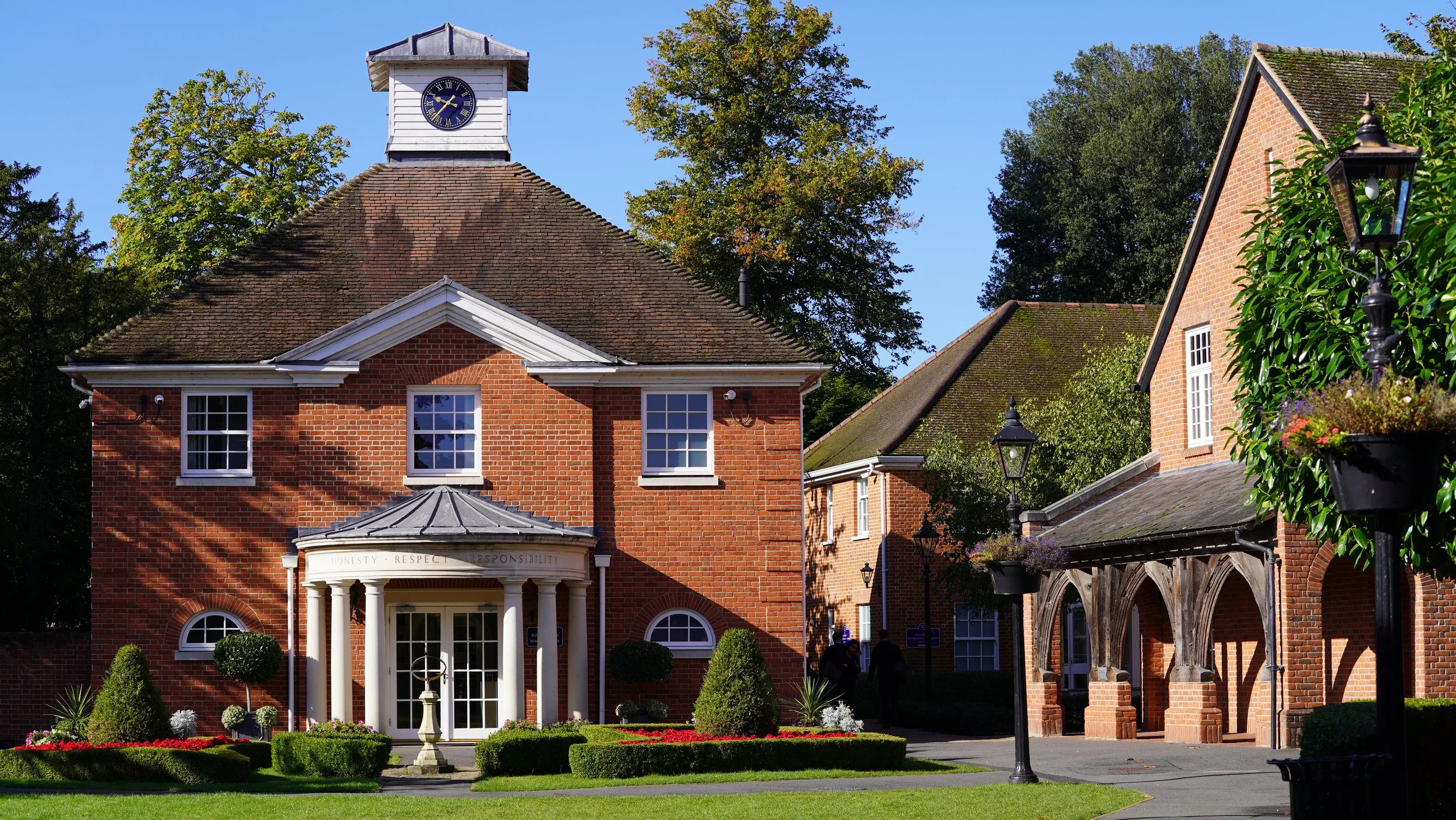 Tasis England — EDUCATUS