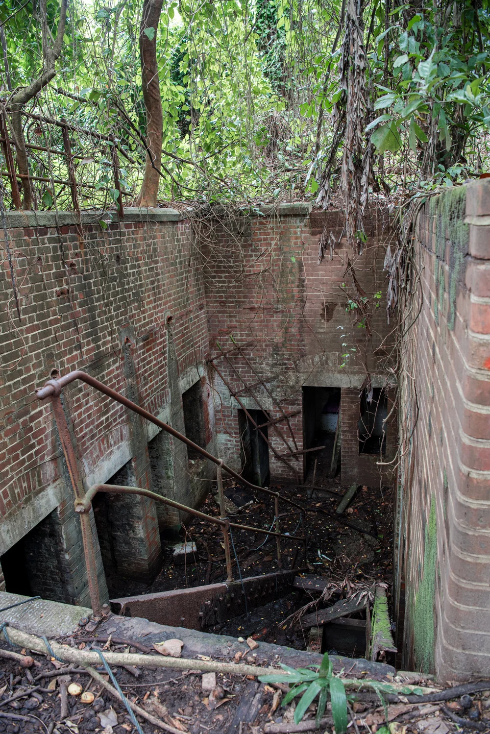 Exploring Abandoned Sentosa Fort: Secret Passageways, Underground Pools ...