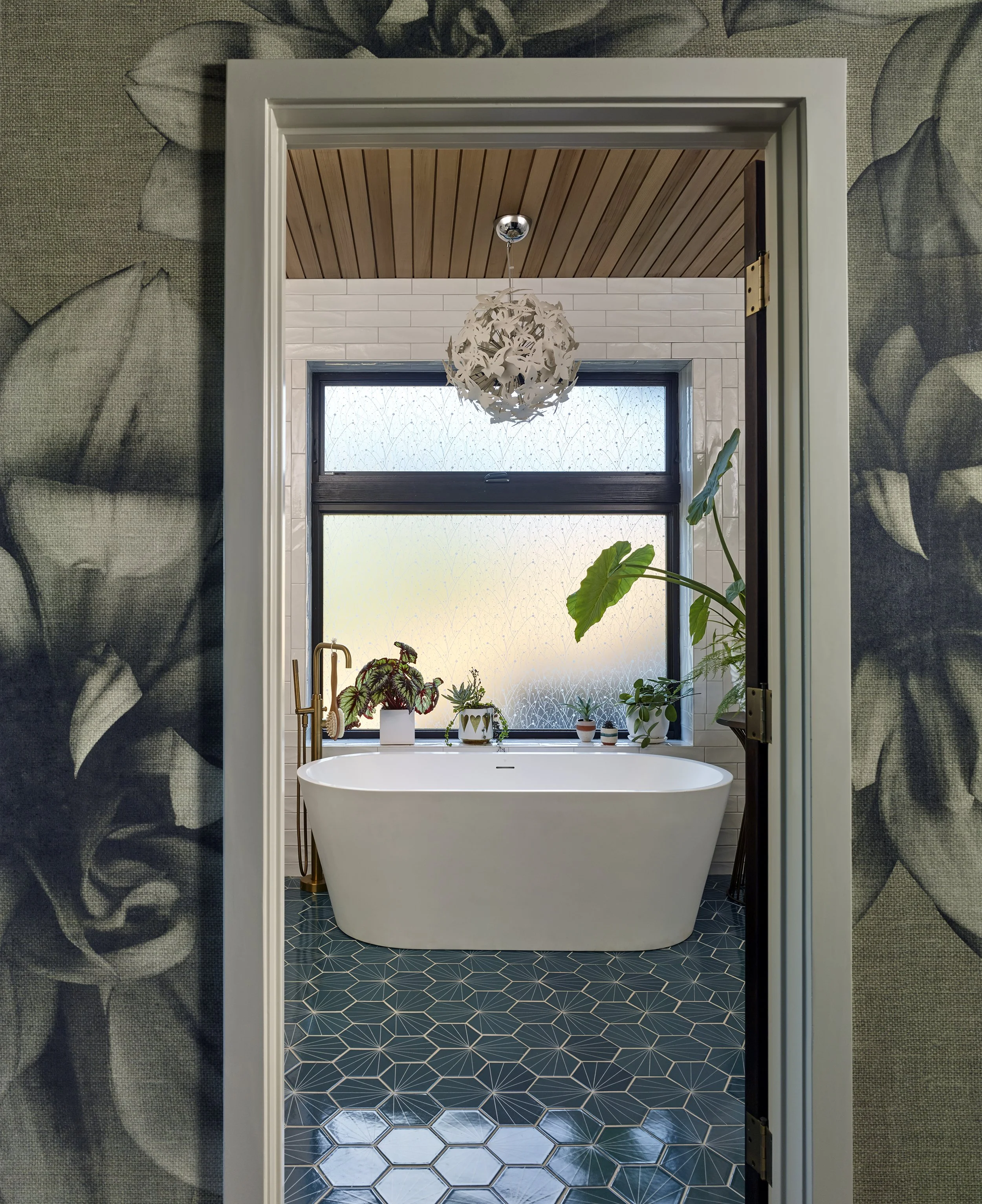 6 Bold Bathroom Ideas to Redefine Luxury in Dramatic Style