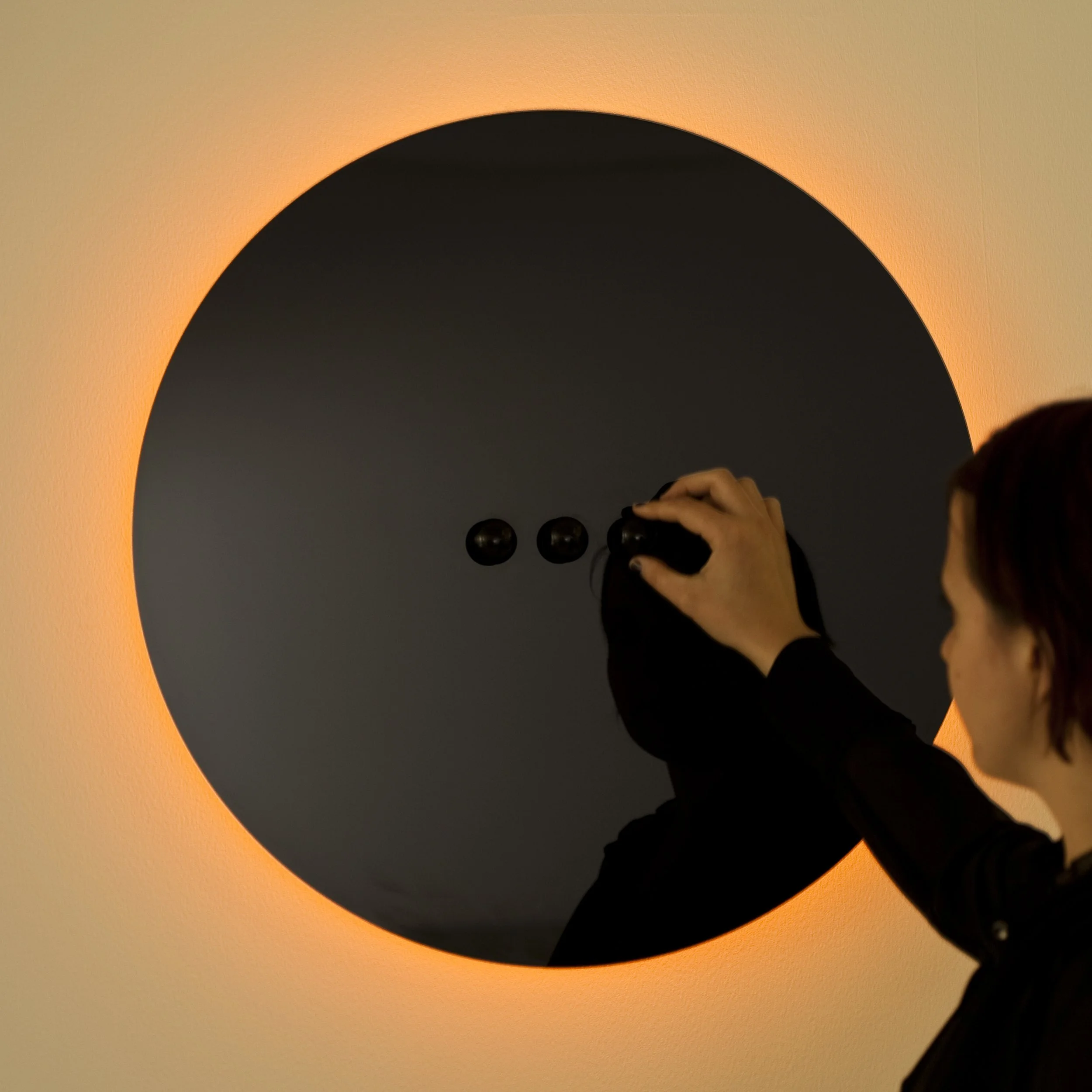 "Ora" Interactive Wall Lamp Bringing Colourful Lighting to Life ...