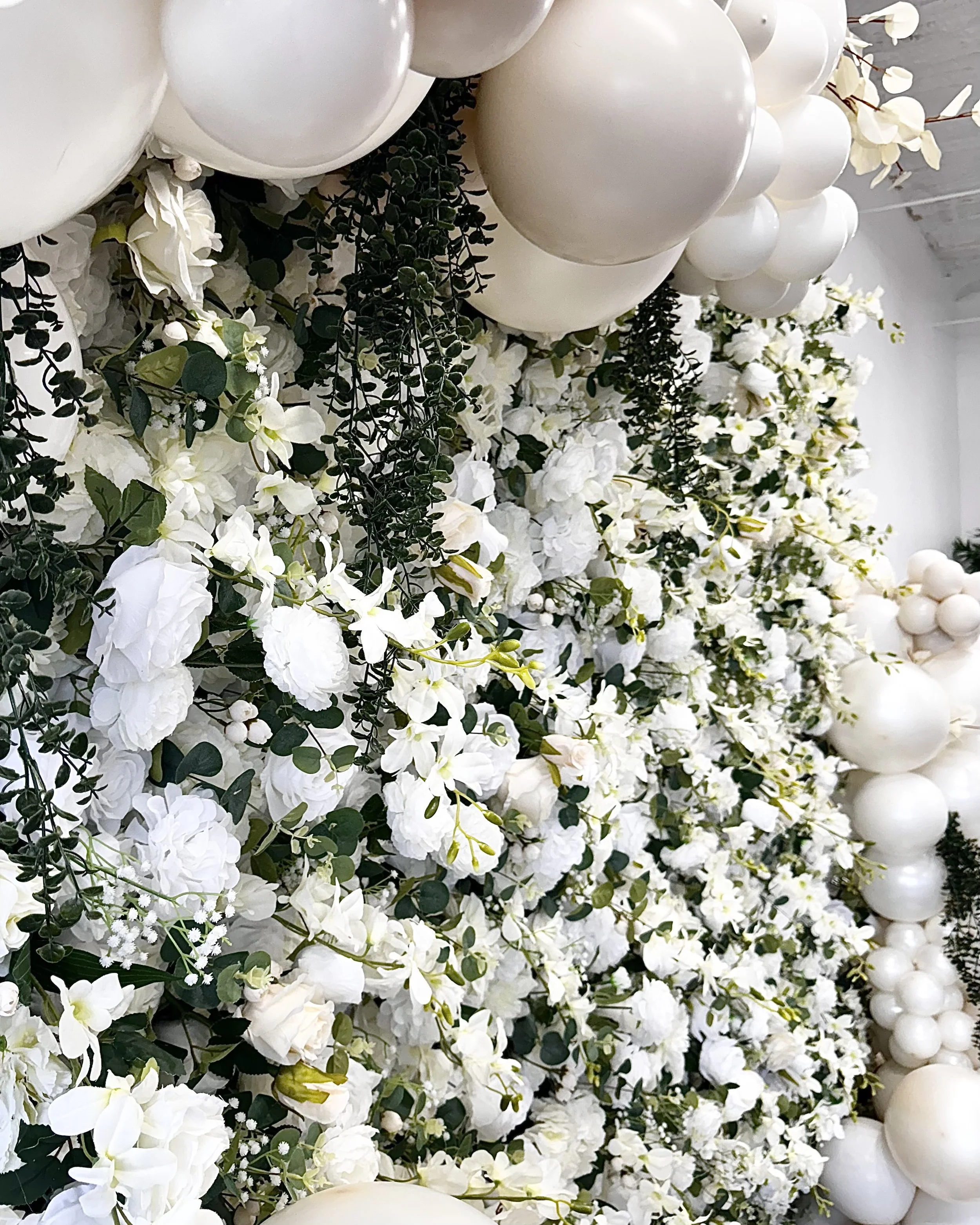 Luna Flower Wall with Balloon Garland Wedding — Sculpted Air | Luxury ...