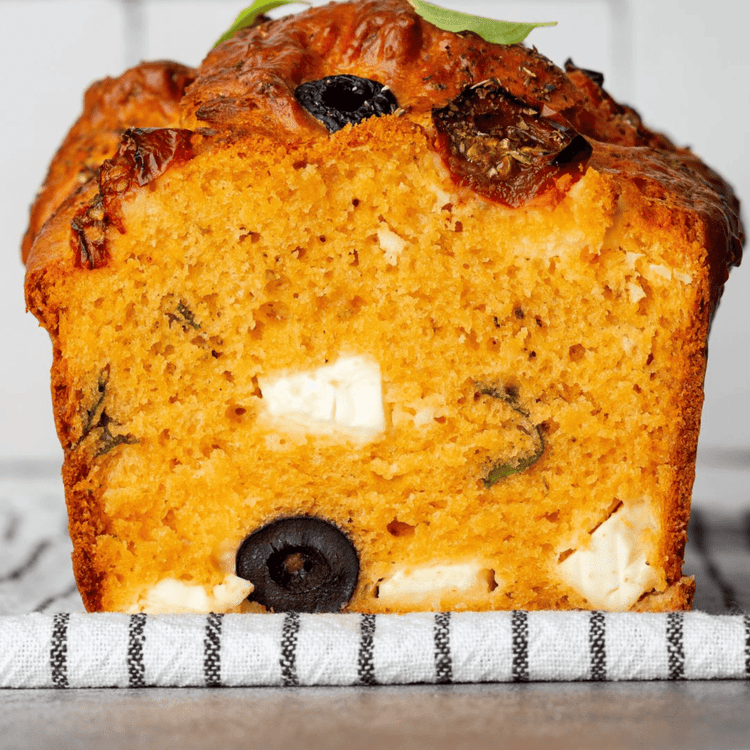Cake salé d’hiver à la feta, olives et herbes – moelleux, parfumé et ...