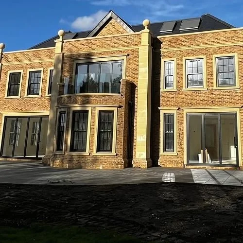 curved glass balcony