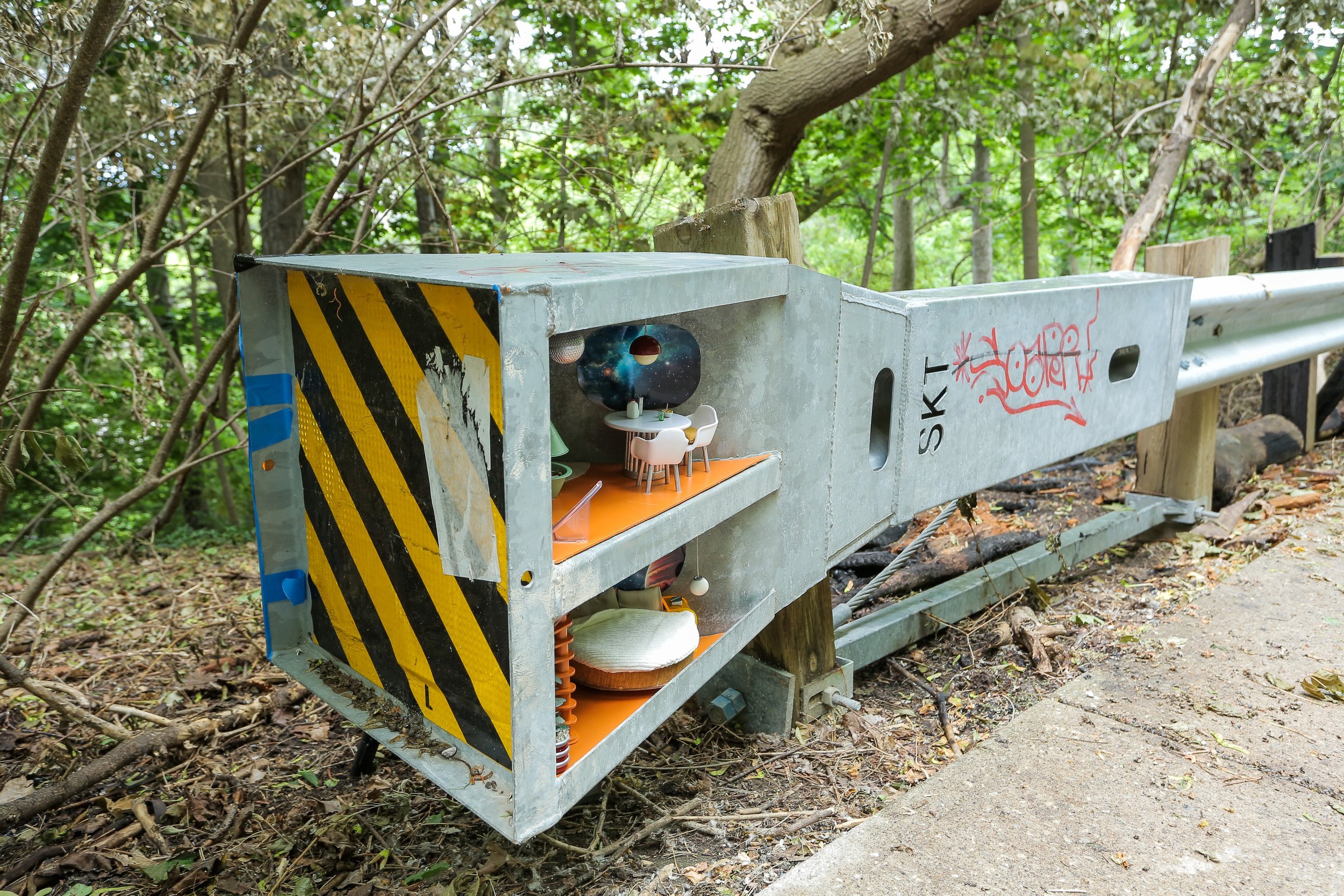 Miniature DIY: Transforming a City Guardrail into a Space-Age Apartment ...