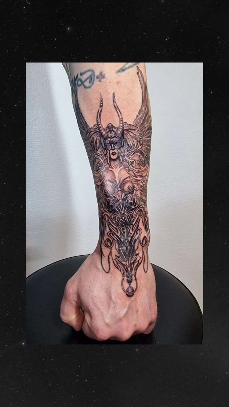 Valkyria tatuointi — Details Tattoo