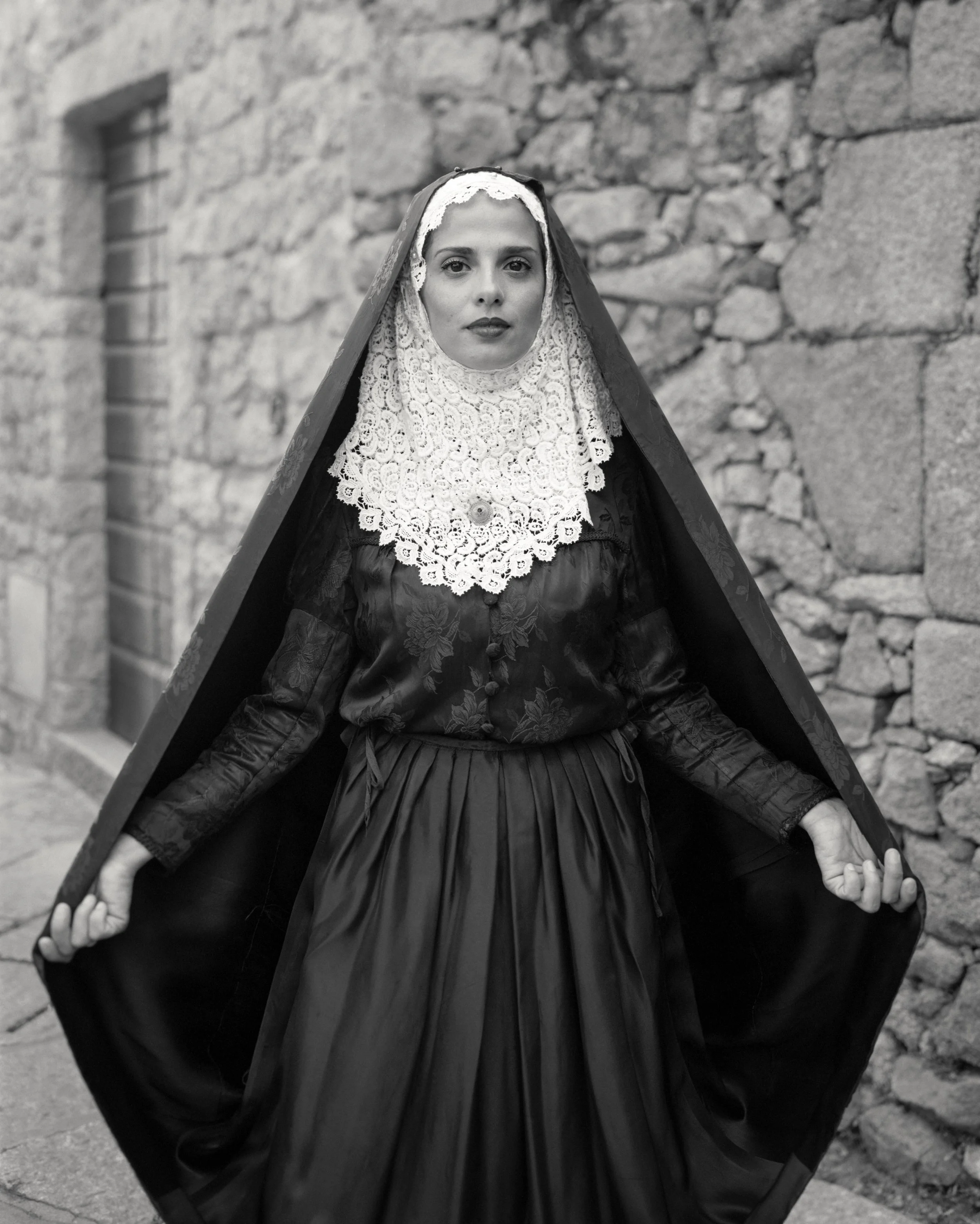 Book Review: “Gli Isolani” by Alys Tomlinson | Analog Forever Magazine