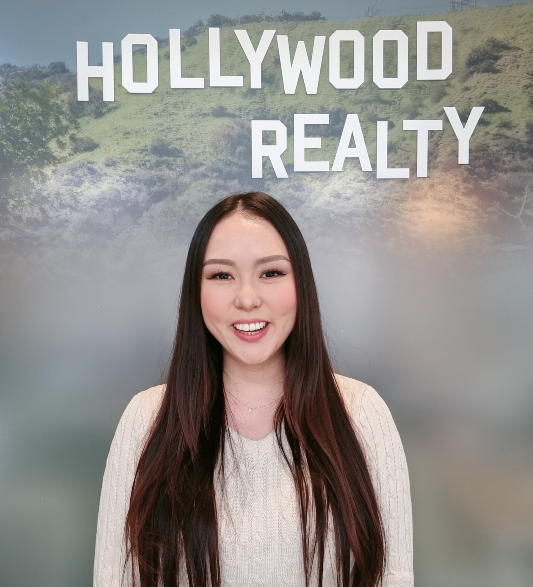 MEET THE TEAM — HOLLYWOOD REALTY Korea