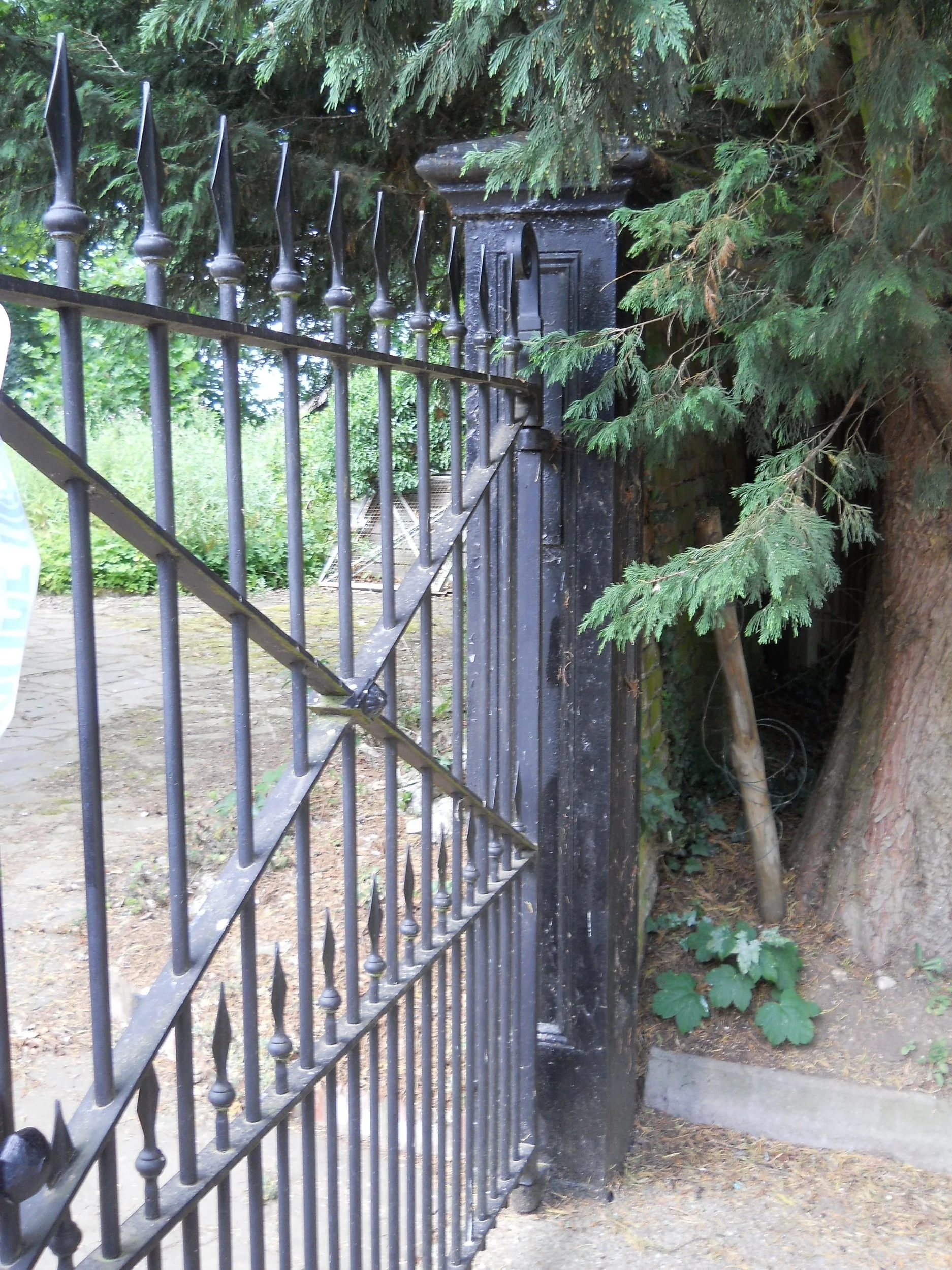 Case Study - Cast Iron Gate Repair-Maidenhead — Anvil Metalworks