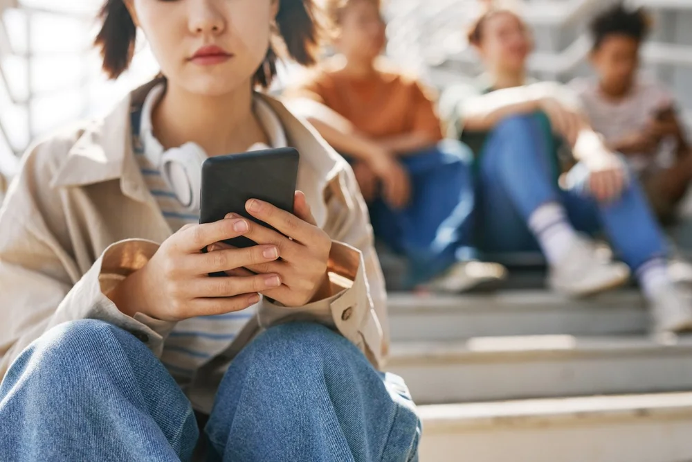 4 Pros & 4 Cons of Completely Banning Smartphones at School — Starglow ...