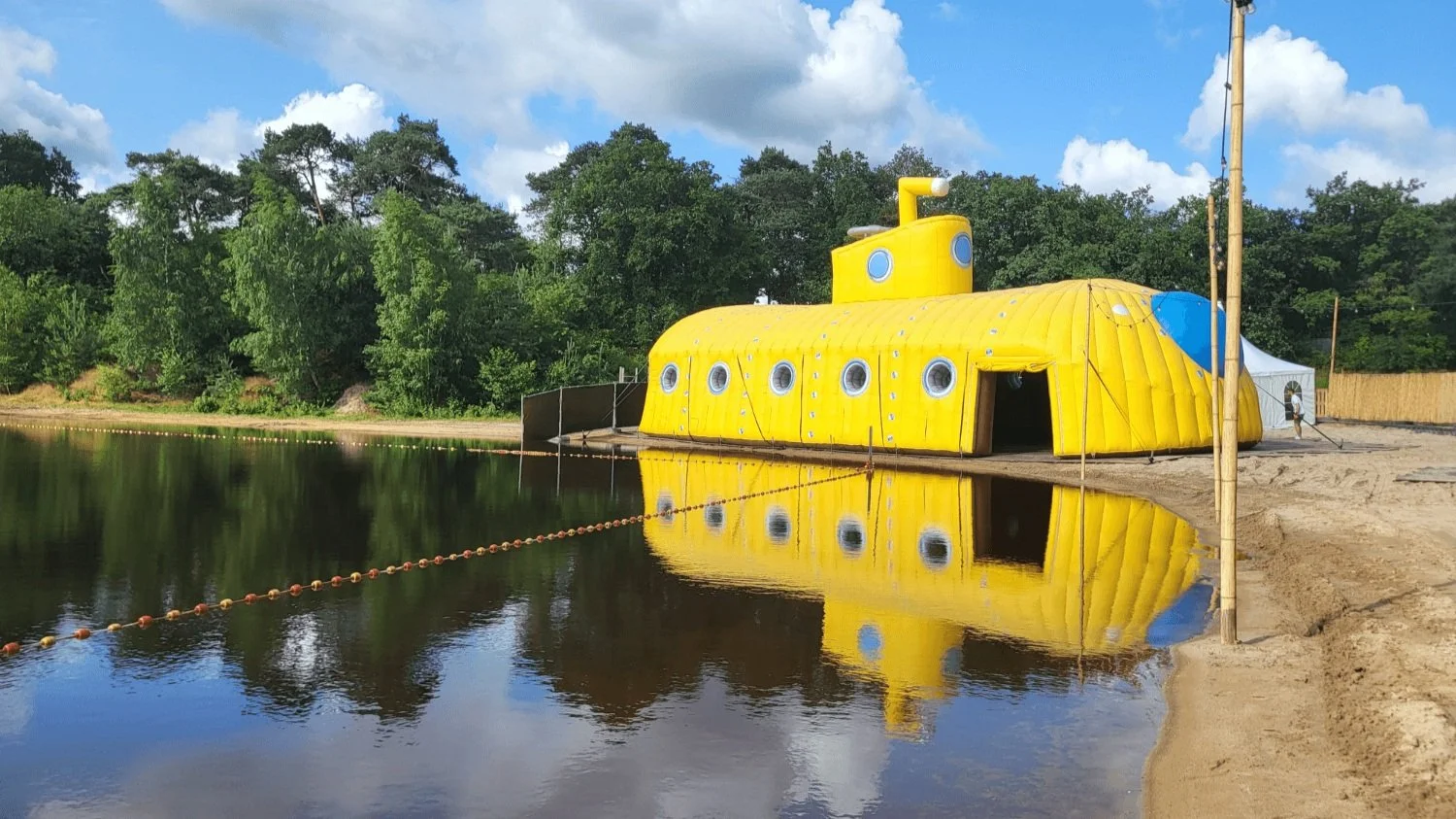 Gele opblaasbare duikboot huren voor je evenement / feest — Feesd verhuur