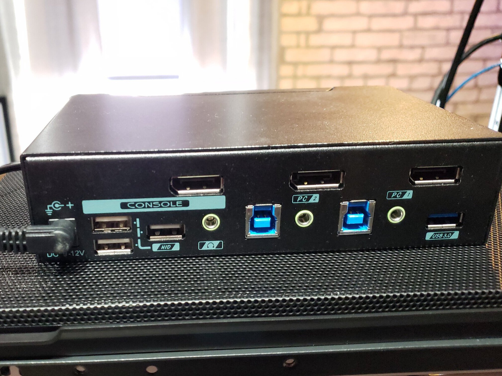 1.4 Display Port KVM Switch - Single Monitor - Two Computer — Level1Techs Store