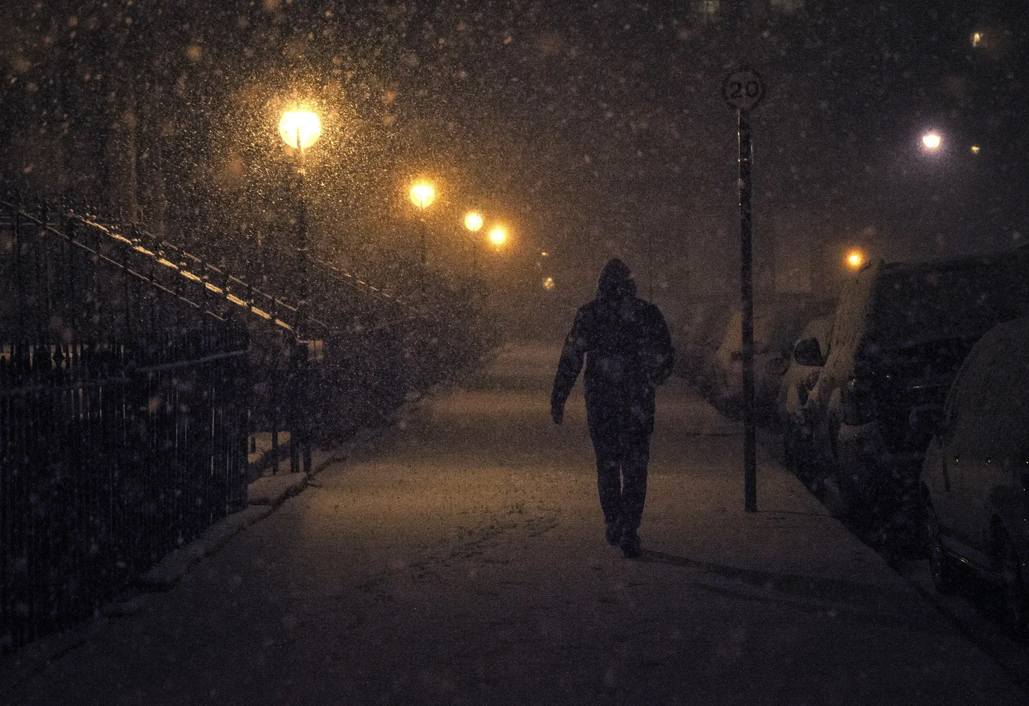 8 Tips to Stay Safe Walking Alone at Night | imabi Products
