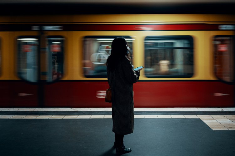 8 Tips to Stay Safe Walking Alone at Night | imabi