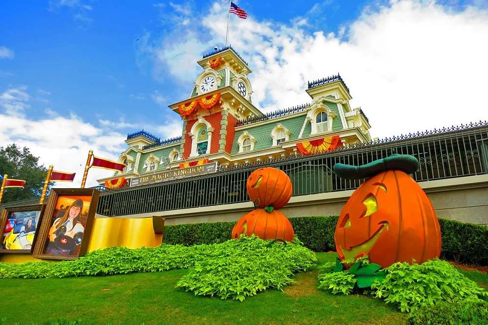 What to Pack and What to Wear to Walt Disney World in October 2024 ...